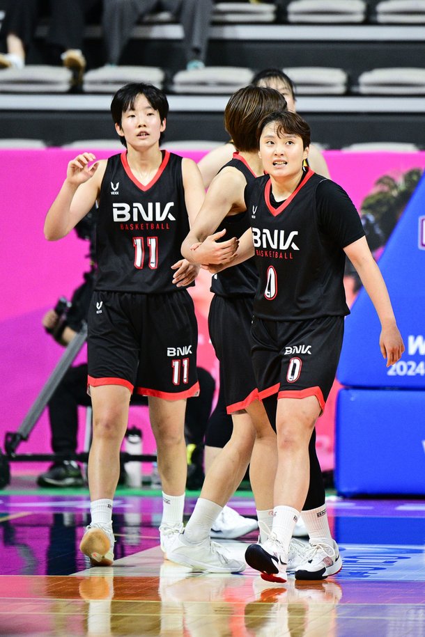 뒷심 발휘 BNK 4쿼터 대역전극, 국민은행 제압 : 네이트 스포츠