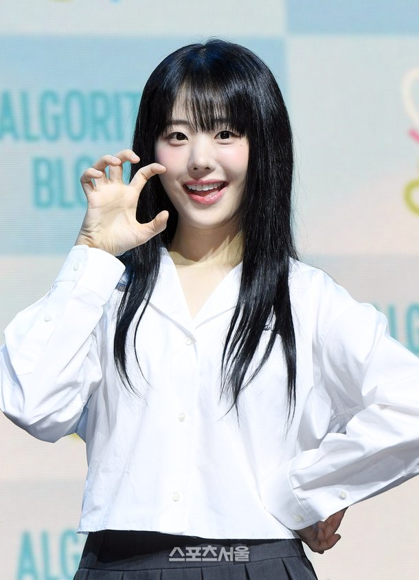 [포토]QWER 히나, 앙! : 네이트 뉴스