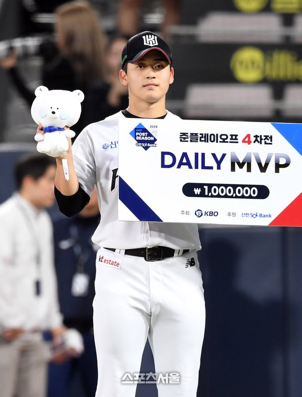 [포토]준PO 4차전 MVP로 선정된 KT 박영현 : 네이트 뉴스