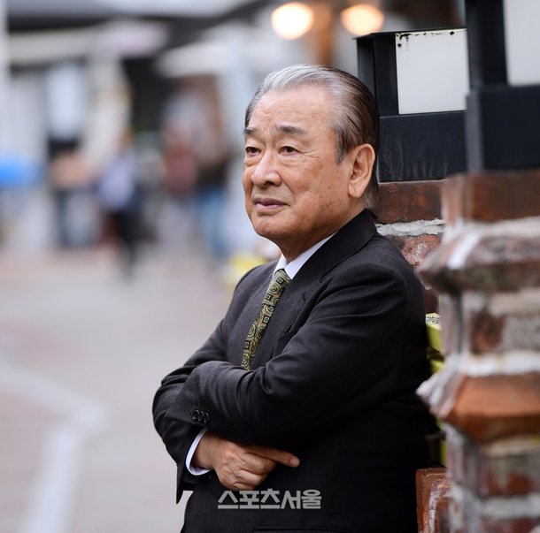 이순재, 출연 중이던 연극 전면 취소…3개월간 휴식 : 네이트 연예