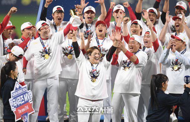 "2009년엔 리모컨 던졌는데…" KIA 김선빈, 올해는 '불방망이' 들고 우승에 시리즈 MVP까지 [KS] : 네이트 스포츠