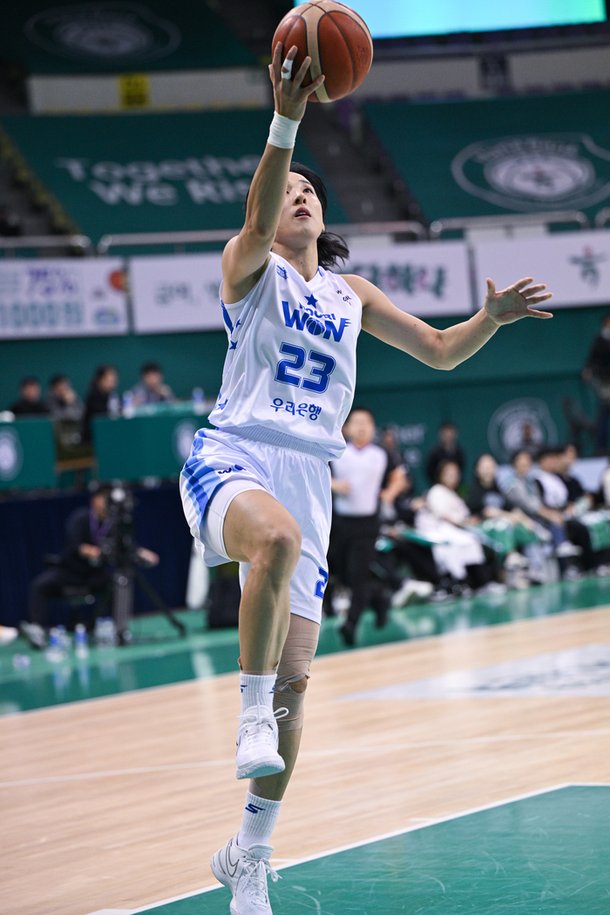 '3G 연속 30점+득점·스틸·블록 1위' 우리은행 김단비, WKBL 1라운드 MVP 등극…MIP는 하나은행 고서연 : 네이트 스포츠
