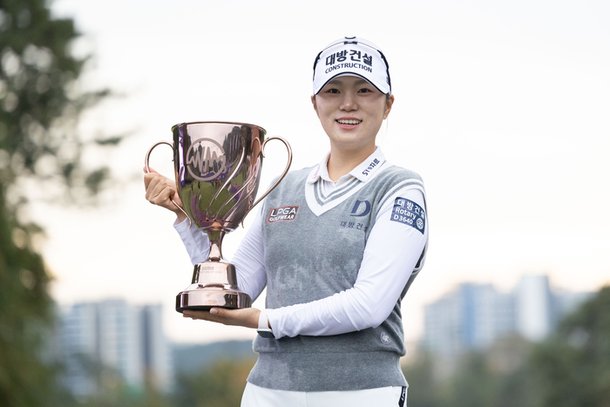 '생애 첫 트로피' 대방건설 골프단 김민선7, KLPGA투어 최종전 위믹스 챔피언십 우승 : 네이트 스포츠