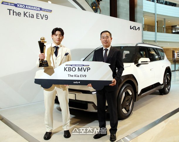 [포토] MVP 김도영, 부상으로 EV9 : 네이트 스포츠