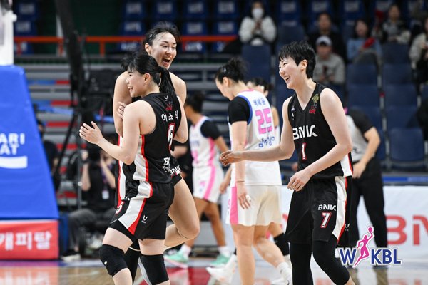 '외곽포 폭발' BNK, 삼성생명 꺾고 PO 1차전 승리…챔피언 결정전 확률 91.7% 챙겼다 : 네이트 스포츠