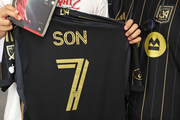 LAFC 'SON, 7' 유니폼 벌써 팔린다…전광판에 뜬 손흥민→구단 '7일 중대한 기자회견' 입단식 예고 : 네이트 스포츠