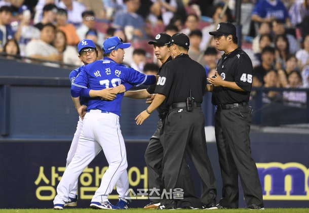 '체크 스윙 논란 끝' KBO, 19일부터 판독 시행…각 구단·선수단에 세칙 공지 : 네이트 스포츠