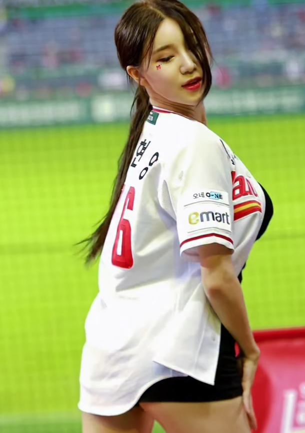 치어리더 김현영, 단상 위에서 요염하게 'SSG의 승리 요정' [★SNS] : 네이트 스포츠