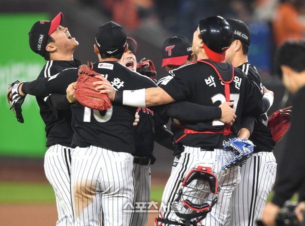 '됐다!' LG, 2년 만에 '통합우승' 달성!…지친 한화는 상대가 되지 못했다 [KS5] : 네이트 스포츠