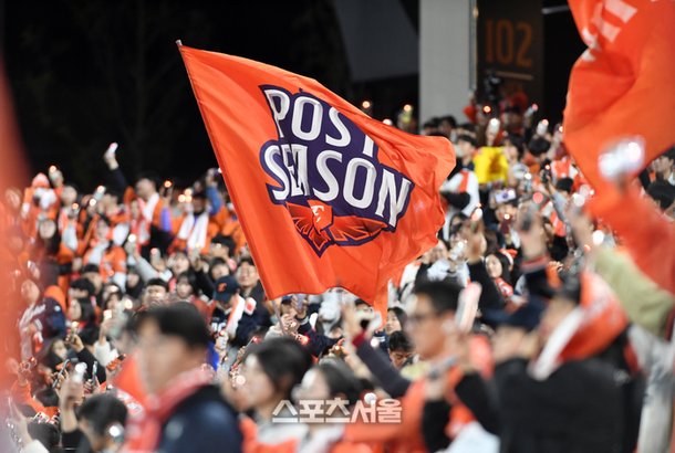 우승 내줄 위기? 한화 팬 '응원 열기' 여전히 뜨겁다! 5차전도 매진→가을 누적 관중 33만명 '돌파' [KS5] : 네이트 스포츠