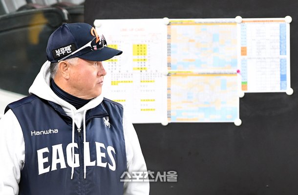 '패장' 김경문 감독의 마지막 한마디 "어린 선수(김서현), 분명 좋은 모습으로 한화 강팀 만들 것→LG 축하한다" [KS5] : 네이트 스포츠