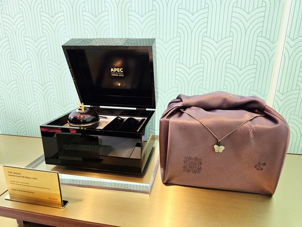 'LG 더후', APEC 정상 배우자·젠슨 황 손에…'무형유산 나전칠기함' 특별 선물 : 네이트 뉴스