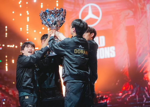 "끝내 왕조였다" T1, KT 꺾고 사상 첫 롤드컵 3연패…새로운 전설이 완성됐다 [SS롤드컵 결승] : 네이트 스포츠