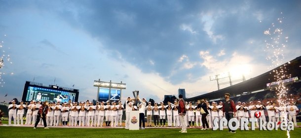 SSG, KBO리그 최초 와이어 투 와이어 우승 : 네이트 스포츠