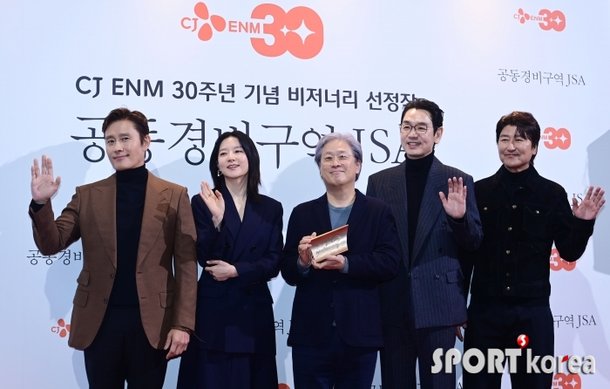 CJ ENM 30주년 기념 트로피 들고 : 네이트 연예