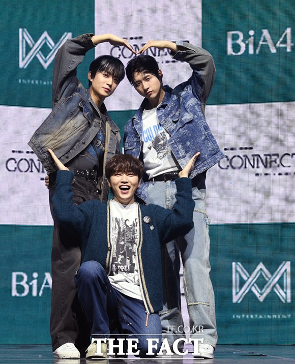 '컴백' B1A4 '팬들 기다려줘 고마워요!' [포토] : 네이트 연예