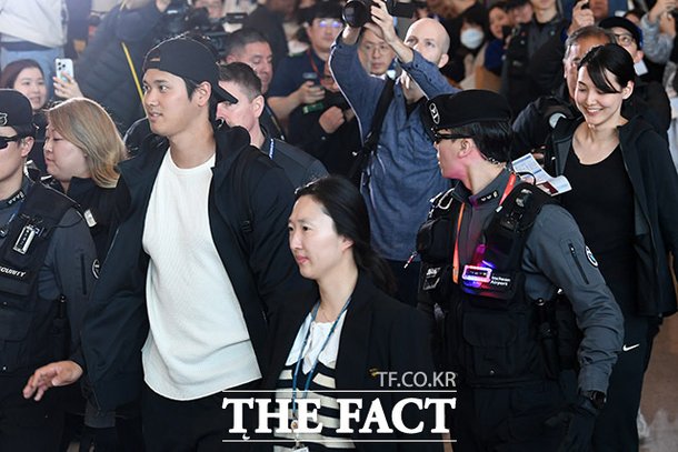 오타니, '깜짝 공개'한 부인과 한국 입국 [포토] : 네이트 스포츠