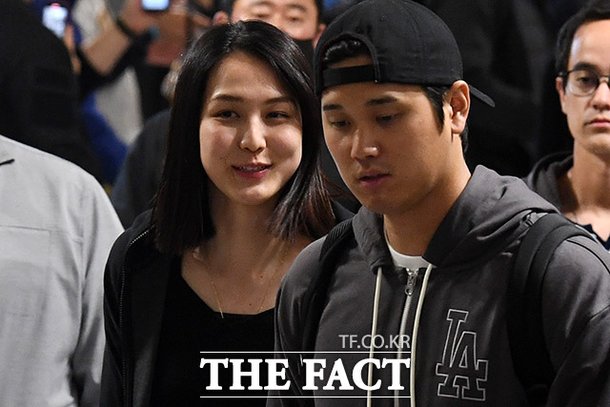오타니, 부인과 '행복한 서울 방문 마치고 출국' [TF포착] : 네이트 뉴스