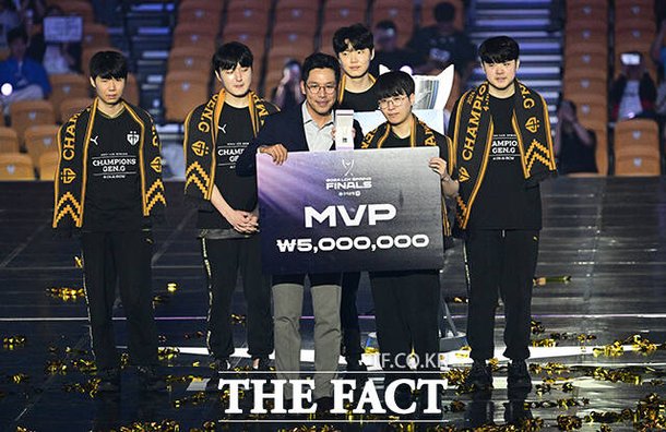 '8년 만에 첫 우승'…MVP 수상한 젠지 '기인' [TF사진관] : 네이트 스포츠