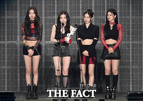 [2024 TMA] '월드 베스트 퍼포머' 수상한 있지 '믿지 고마워!' : 네이트 연예