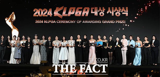 기념촬영하는 2024 KLPGA 주역들 [포토] : 네이트 스포츠