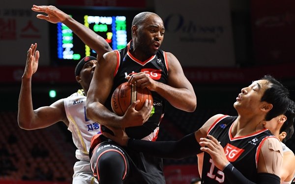 '랜드리 41득점' KT, KCC 꺾고 공동 4위…SK, 삼성 제압 : 네이트 스포츠