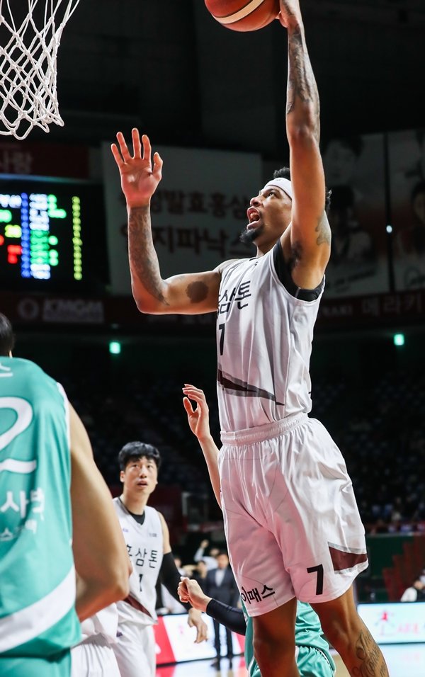 '맥컬러 32점' KGC, KT 꺾고 4연승 신바람…공동 1위 : 네이트 스포츠