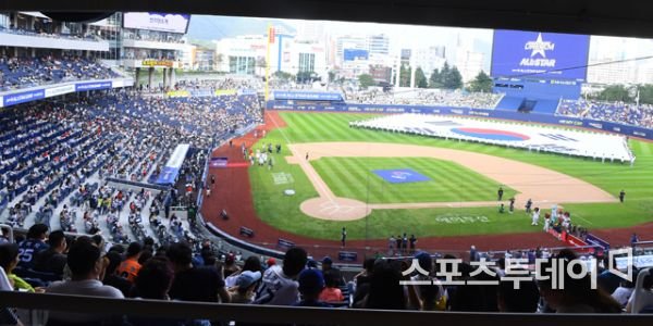 '10% 관객 허용' KBO, 전자출입명부 시스템 도입·관람석 음식 반입 금지 : 네이트 스포츠