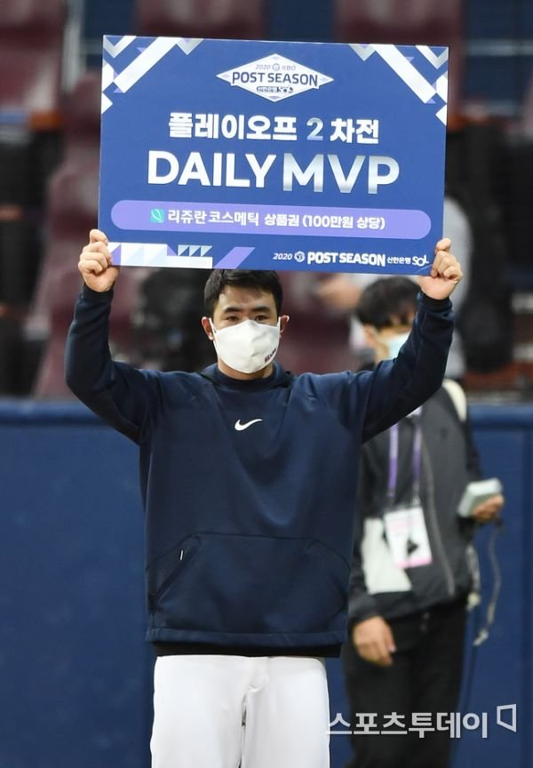 '데일리 MVP' 김재환 "어린 투수들 너무 잘 던져줘 이길 수 있었다" [PO2] : 네이트 스포츠