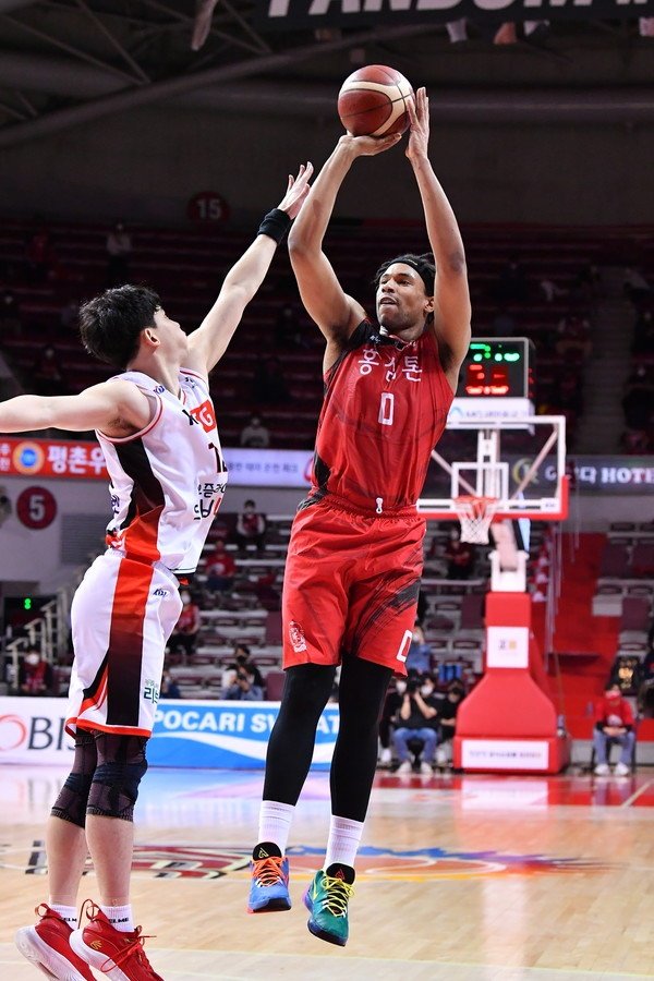 '설린저 38점 맹폭' KGC, KT에 2연승…4강 진출 눈앞 : 네이트 스포츠