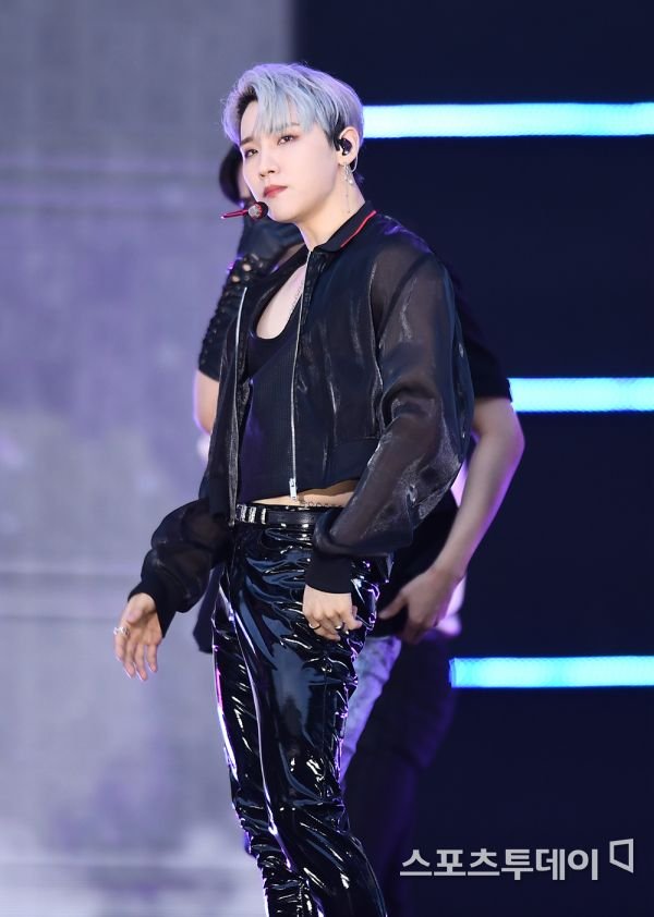 [ST포토] AB6IX 전웅 '섹시 카리스마' : 네이트 연예