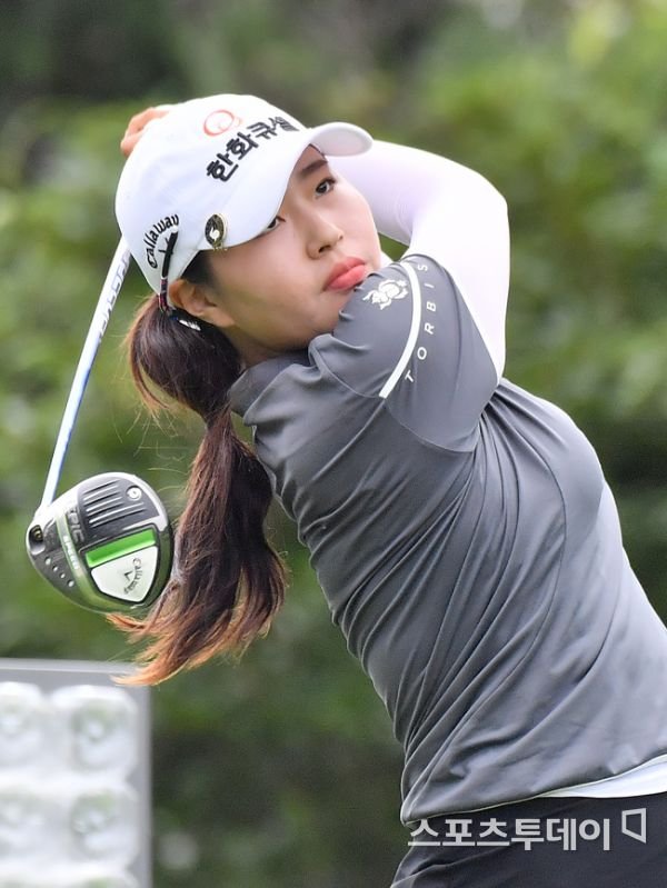 7타 줄인 성유진, KLPGA 셀러브리티 2R 단독 선두…투어 첫 승 도전 : 네이트 스포츠