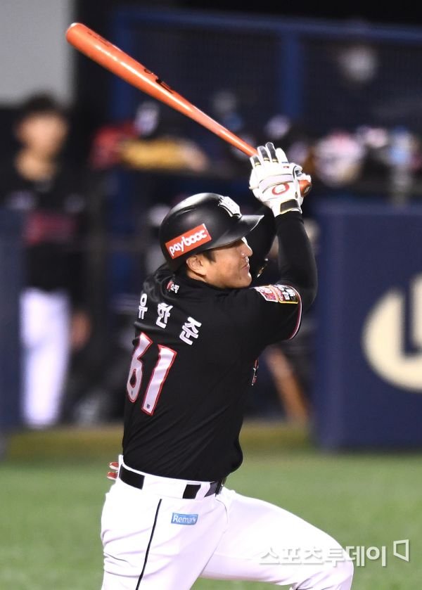 선두 KT, KIA와 난타전 끝에 7-7 무승부…2위 LG와 3경기 차 : 네이트 스포츠
