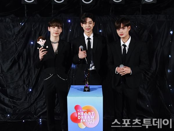 [ST포토] AB6IX 'K글로벌 핫 스타상' 받았어요~ : 네이트 연예