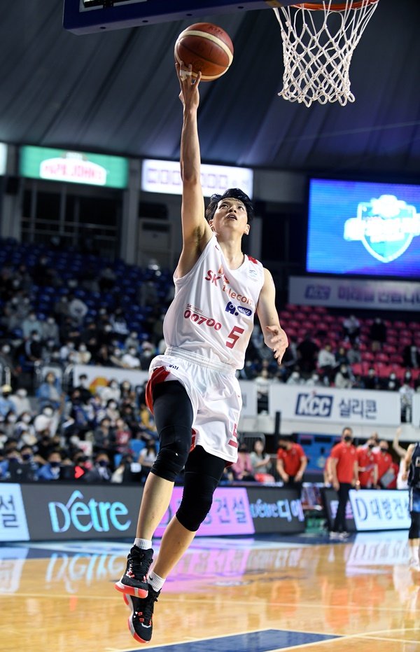 '김선형 더블-더블' SK, KCC 꺾고 3연패 탈출 : 네이트 스포츠