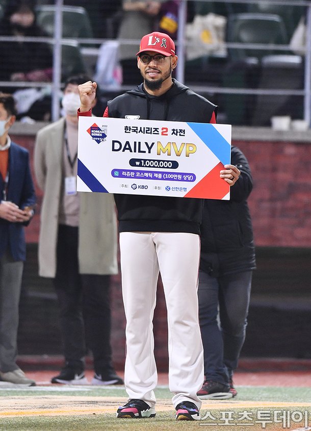 [ST포토] SSG 폰트, KS 2차전 데일리MVP : 네이트 스포츠