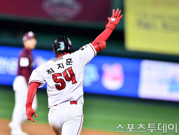 '아쉬운 수비→쐐기 2점포' 최지훈, SSG KS 첫 승 이끌다 [ST스페셜] : 네이트 스포츠