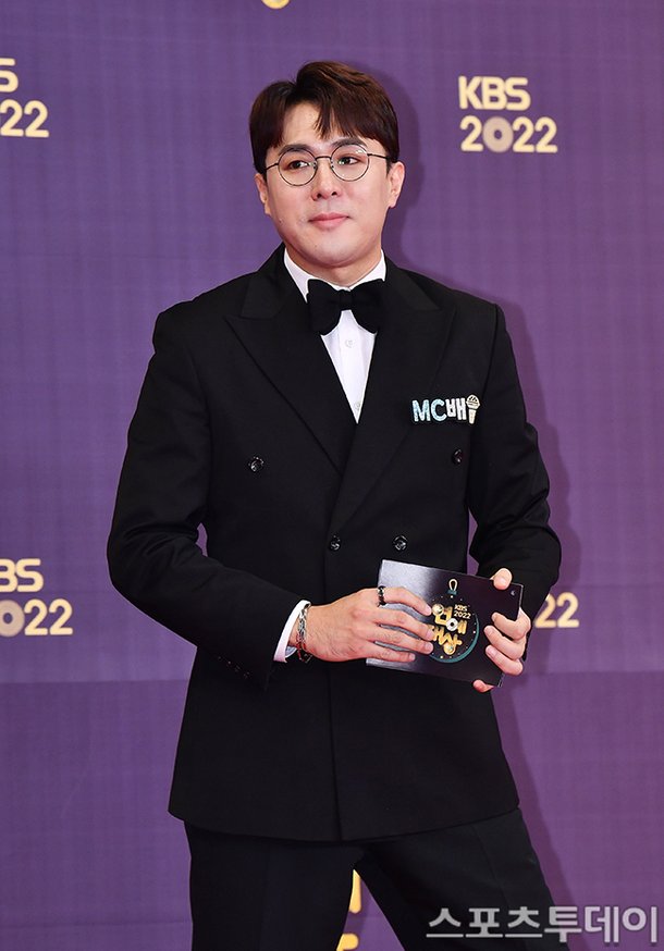 [ST포토] MC배, 2022 KBS 연예대상 레드카펫 진행 : 네이트 뉴스