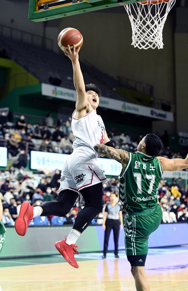 '변준형 20득점' KGC, DB 꺾고 20승 고지 : 네이트 스포츠