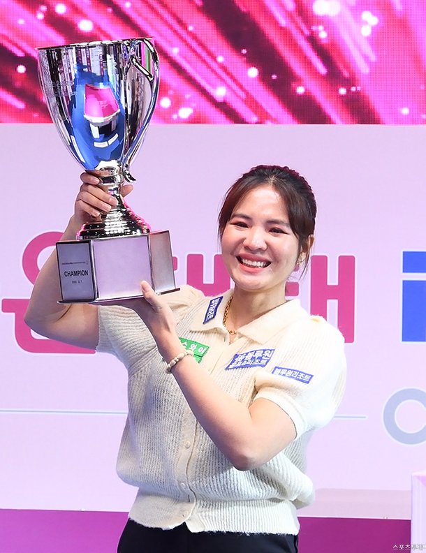 [ST포토] LPBA 네 번째 트로피 들어올린 스롱 피아비 : 네이트 스포츠