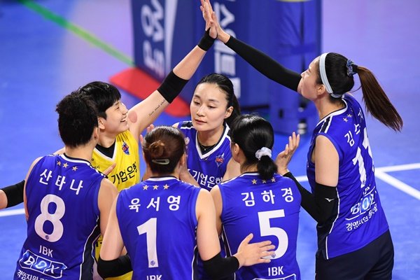 '산타나 25점' IBK기업은행, GS칼텍스에 3-1 승리 : 네이트 스포츠