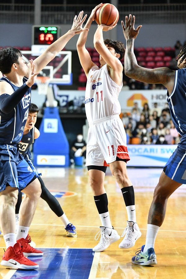 '라건아 더블-더블' KCC, SK 꺾고 4연패 탈출…6위로 점프 : 네이트 스포츠