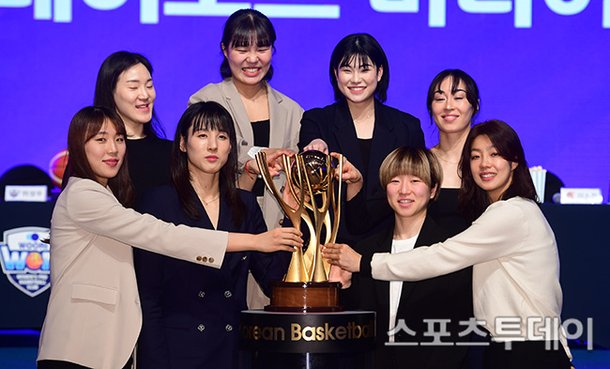 [ST포토] 'WKBL 트로피 만지는 선수들' : 네이트 스포츠