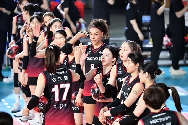 KGC인삼공사, IBK기업은행 풀세트 끝 역전승…3위 탈환 : 네이트 스포츠