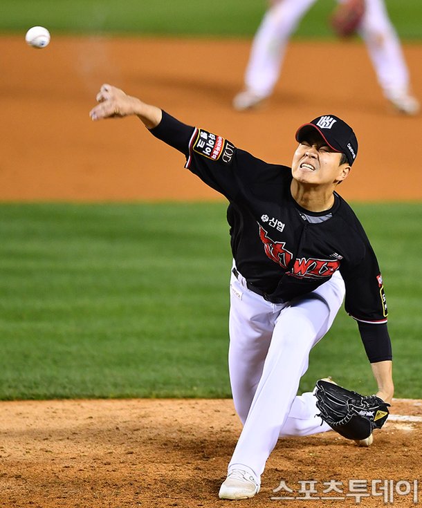 "이기기만 해달라" 빌었던 PO MVP, KS 첫 경기부터 2이닝 퍼펙트 : 네이트 스포츠