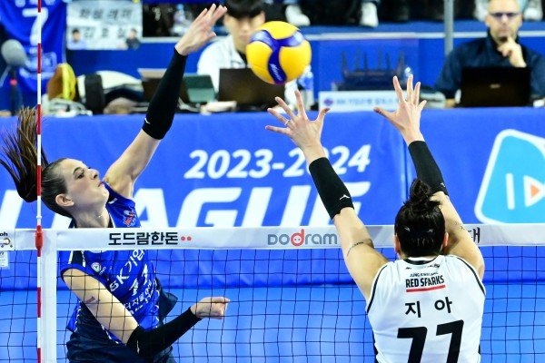 '아베크롬비 35득점' IBK기업은행, 정관장 5연패로 밀어넣다…3-1 승 : 네이트 스포츠