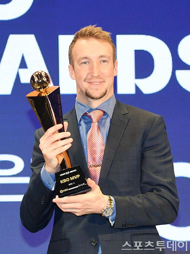 [ST포토] 페디, 2023 KBO MVP 트로피 : 네이트 스포츠