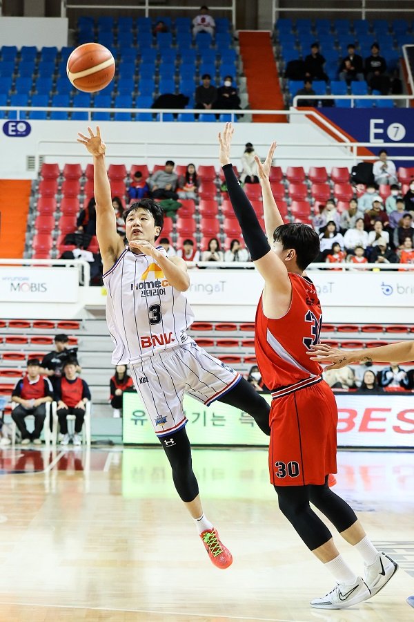 KCC, 84-81로 현대모비스에 짜릿한 역전승 거둬 : 네이트 스포츠