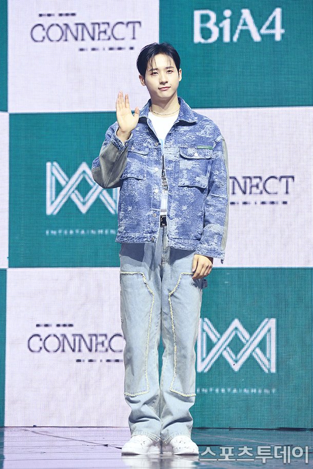 [ST포토] B1A4 신우 '훈훈한 손인사' : 네이트 연예