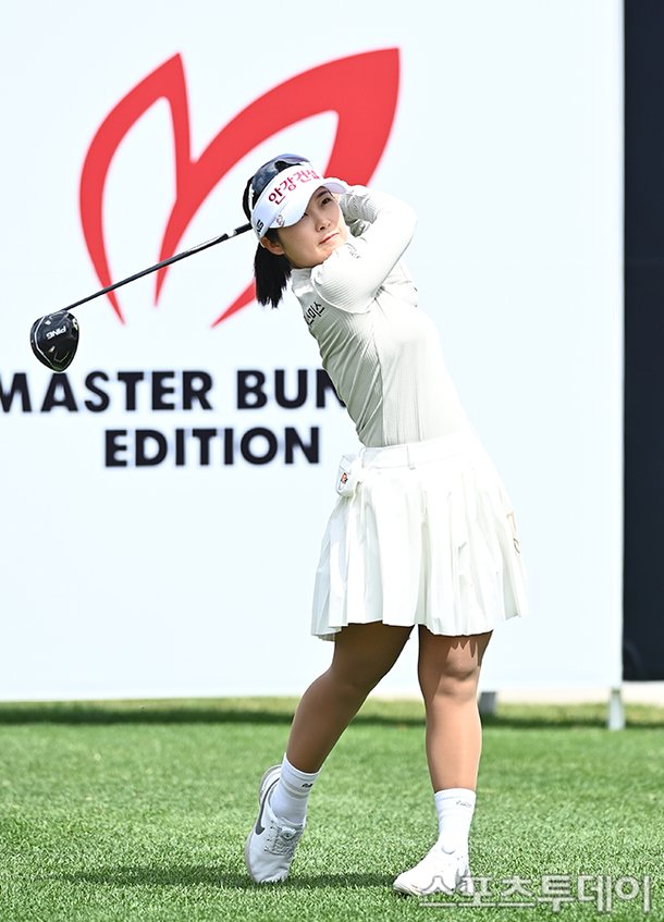 "샷도, 퍼트도 잘 됐다" 전예성, KLPGA 챔피언십 첫날 선두권 : 네이트 스포츠